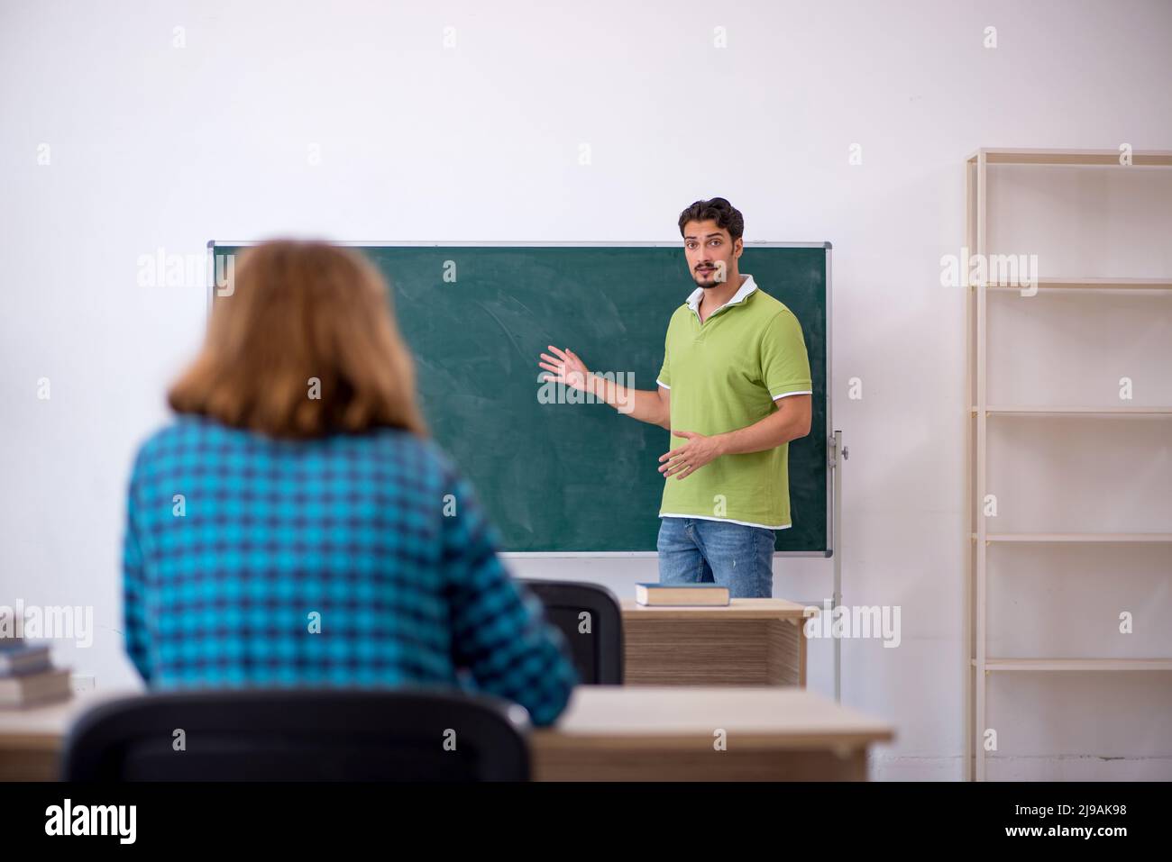 Student presenting to classmates hi-res stock photography and images ...
