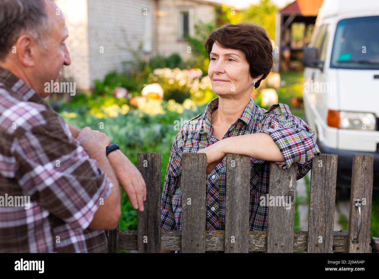 Neighbors talking fence hi-res stock photography and images - Alamy