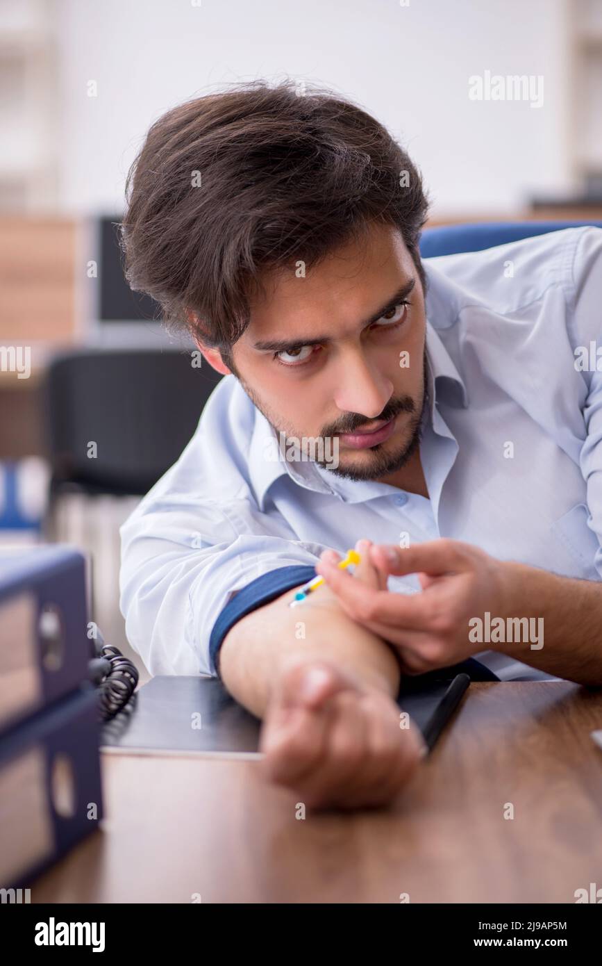 Drug addict injecting dose vein hi-res stock photography and images - Alamy