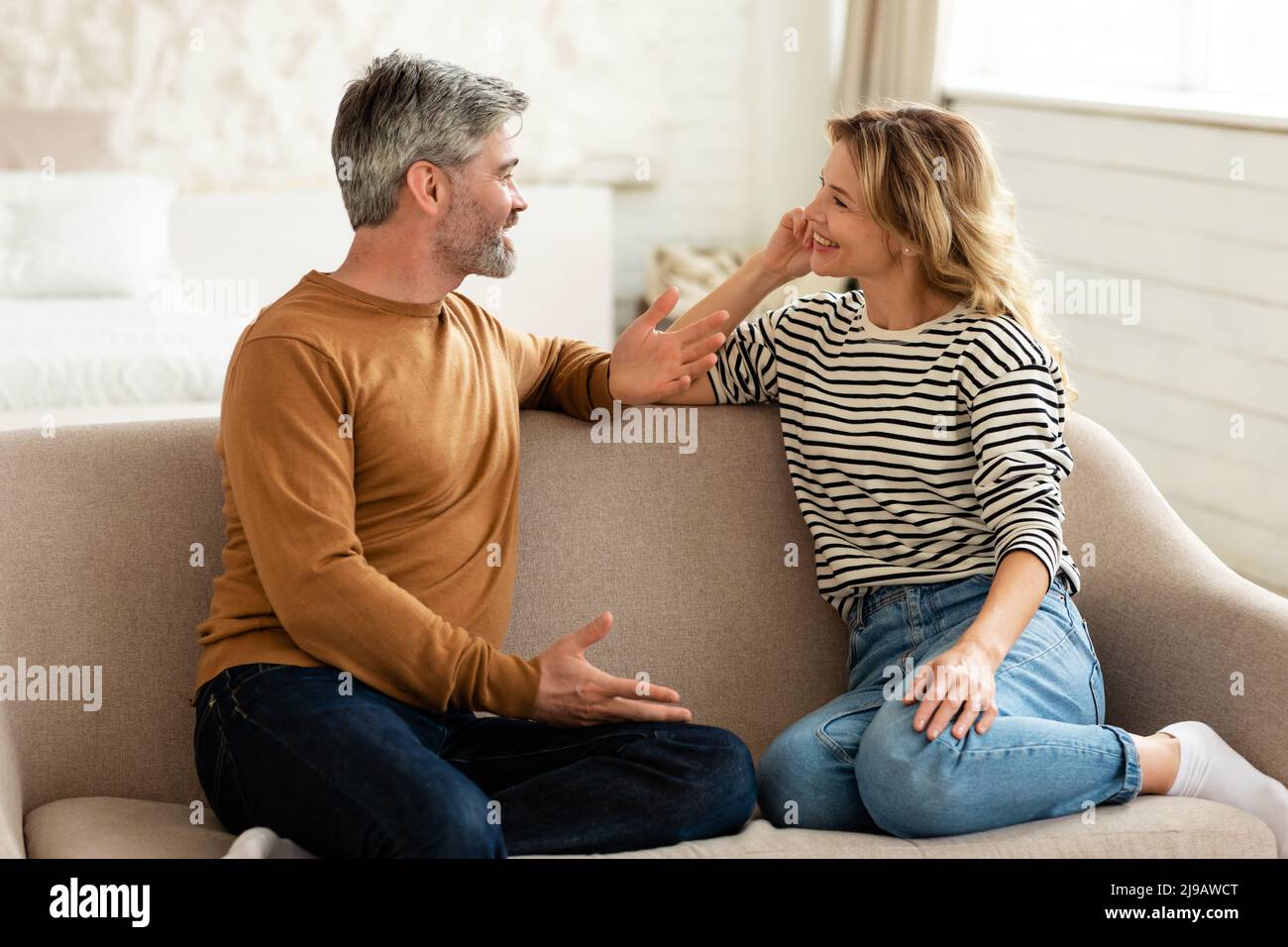 Happy middle aged couple talking hi-res stock photography and images ...