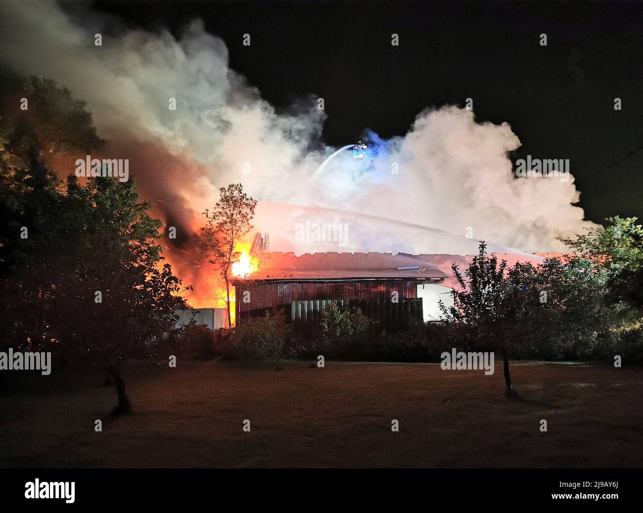 Leezen, Germany. 22nd May, 2022. A barn burns in the night to Sunday in ...