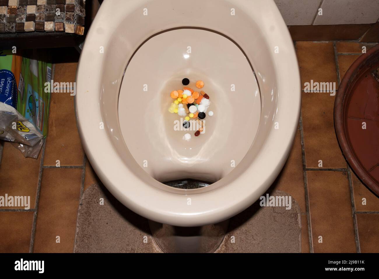 Wrong disposal of pills in the toilet Stock Photo - Alamy