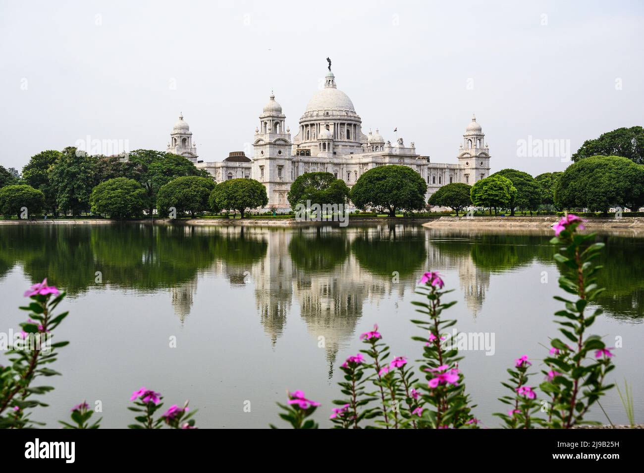 The Victoria Memorial is a large marble building in Central Kolkata ...
