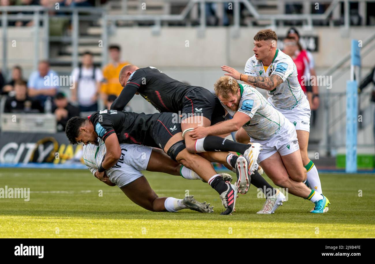 Theo McFarland and Nick Isiekewe of Saracens make a tackle during the ...