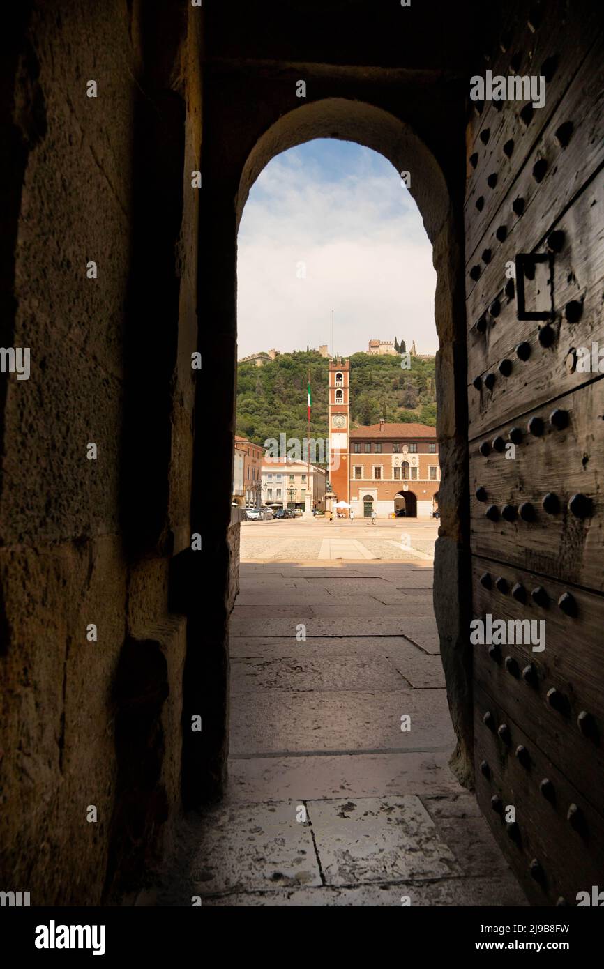 Marostica e Piazza degli Scacchi vista da dentro il Castello Inferiore ...