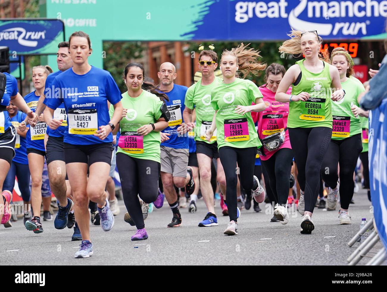 Freya Lewis (centre), joins more than 20,000 racers in the Great ...
