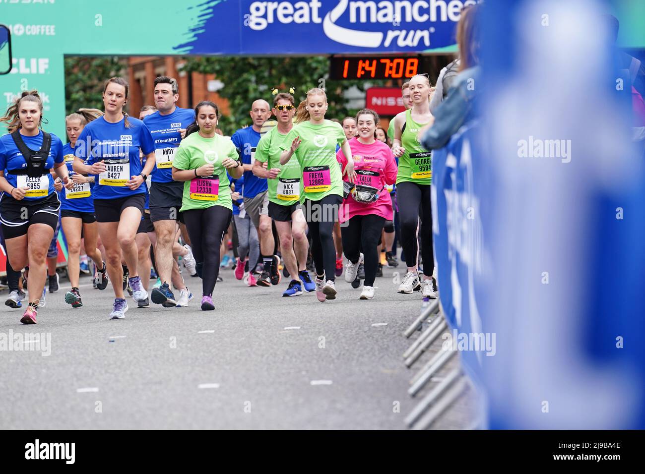 Freya Lewis (centre), joins more than 20,000 racers in the Great ...