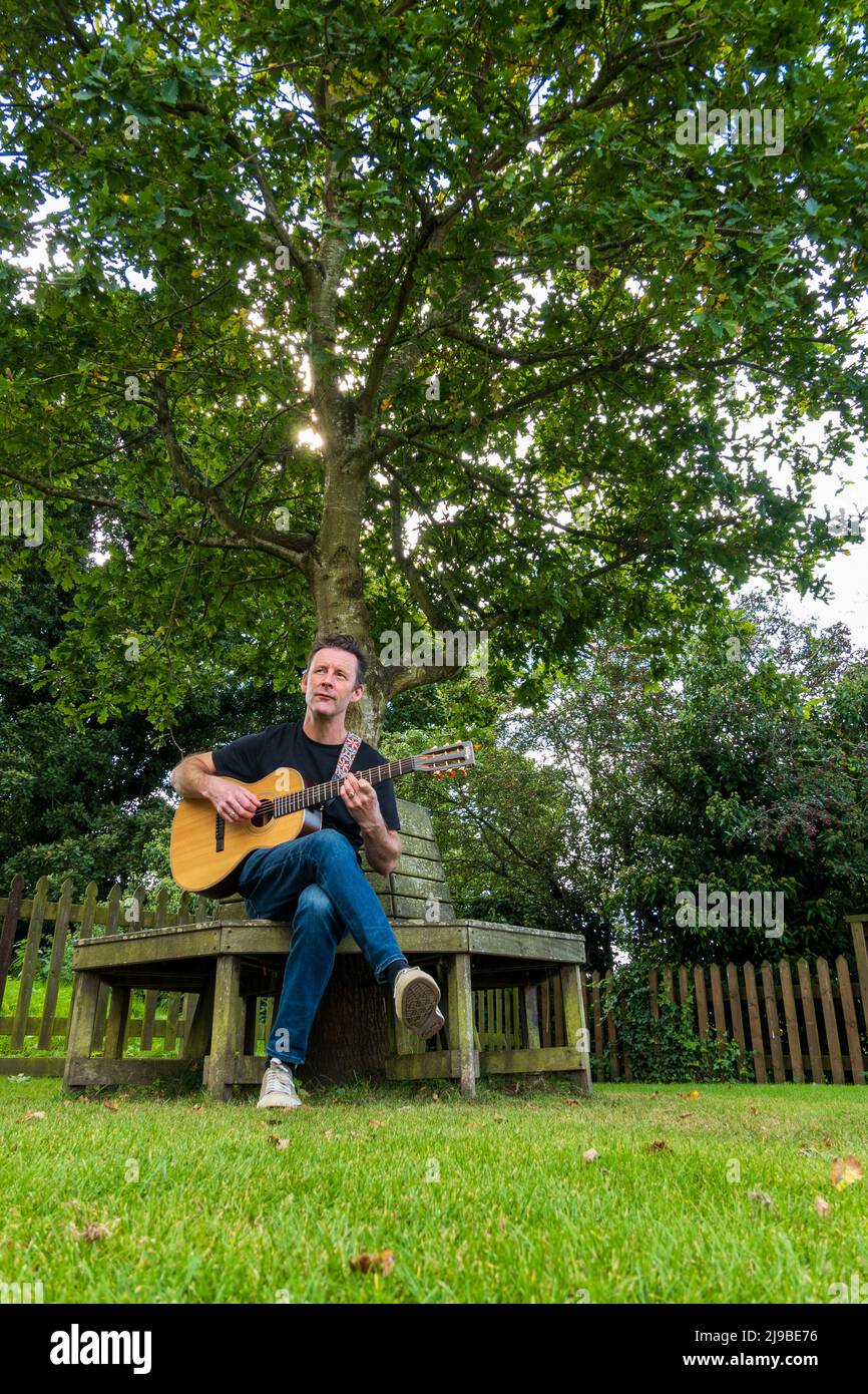 Irish folk singer and songwriter Gus Glynn Stock Photo - Alamy