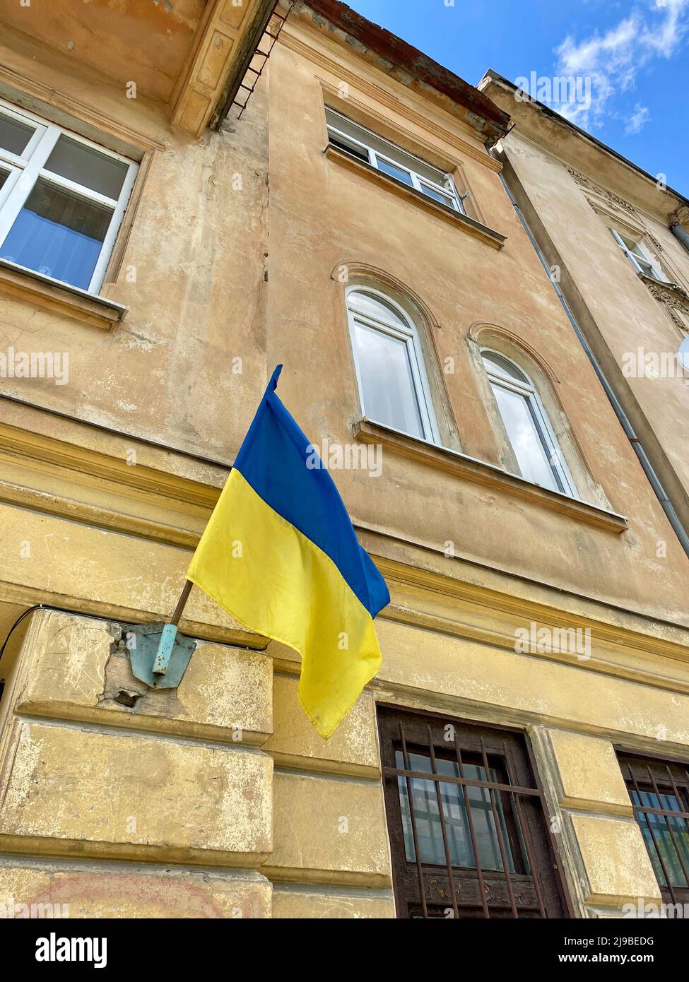 Building with ukraine flag hi-res stock photography and images - Alamy