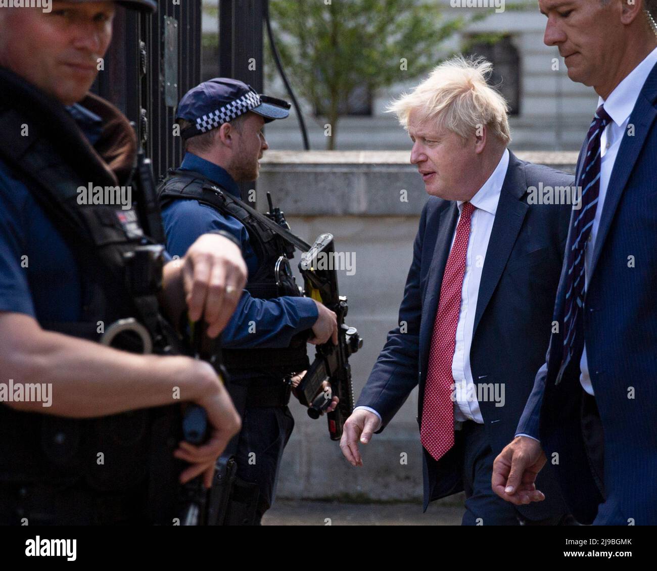 Boris Johnson walks into the back od Downing Street past Police ...