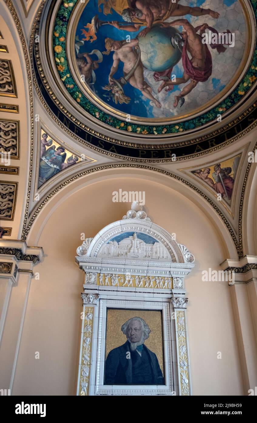 Inside Victoria and Albert museum in London,uk Stock Photo - Alamy