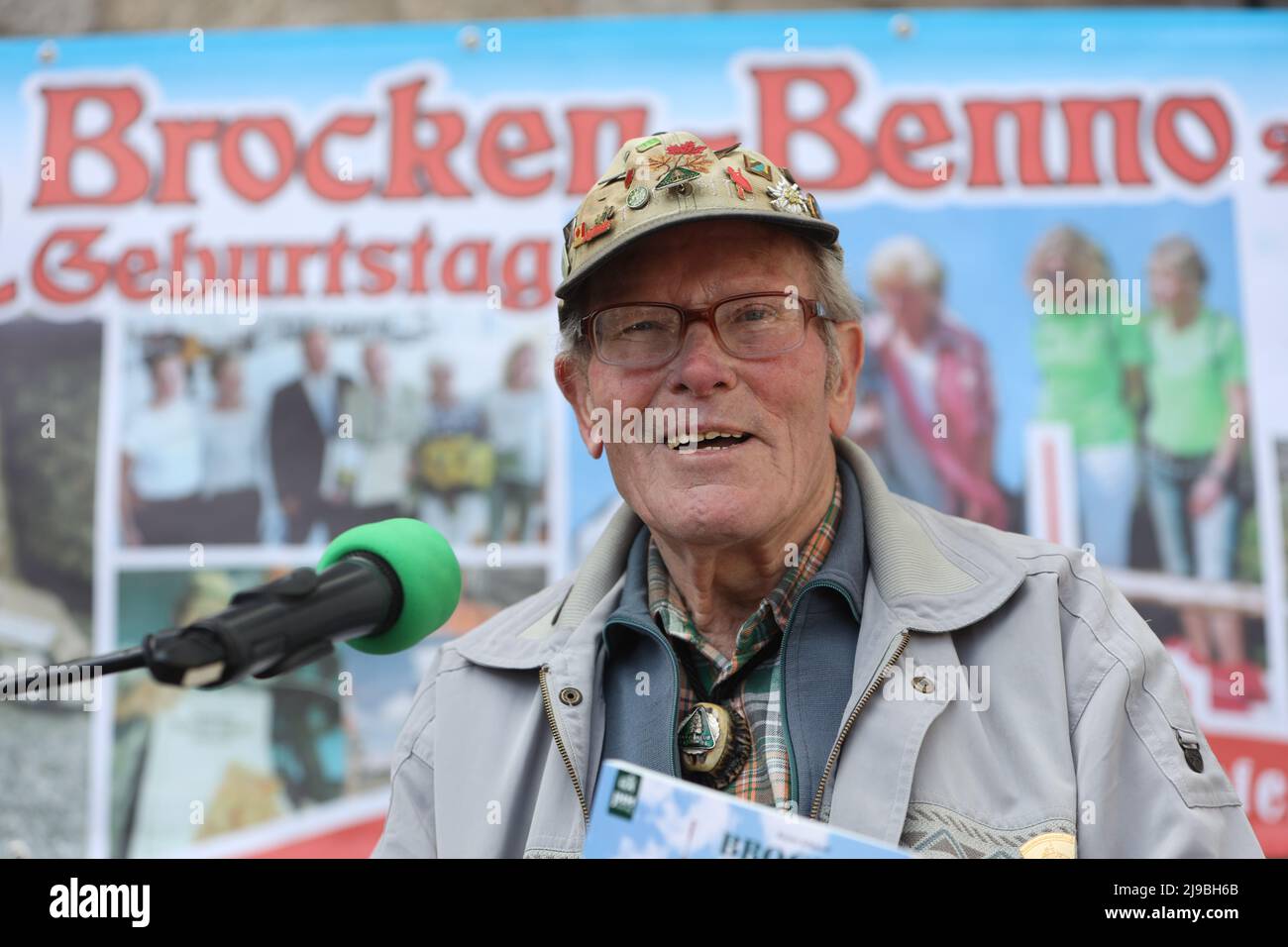 Schierke, Germany. 22nd May, 2022. Record hiker Benno Schmidt, alias ...