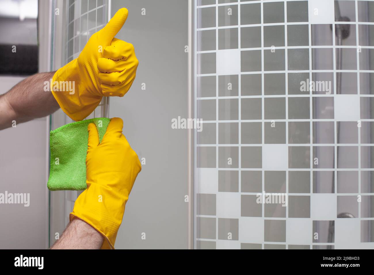 Shower door cleaner hi-res stock photography and images - Alamy