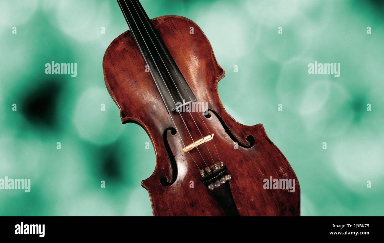Detail of a Body of violin on green blurred background Stock Photo - Alamy