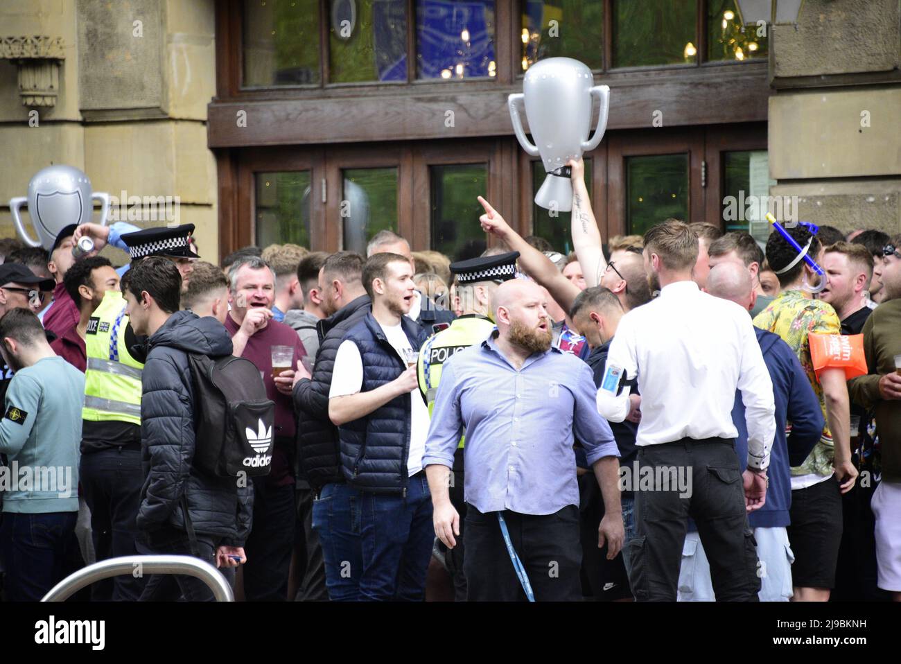 Other england football fans cheer hi-res stock photography and images ...