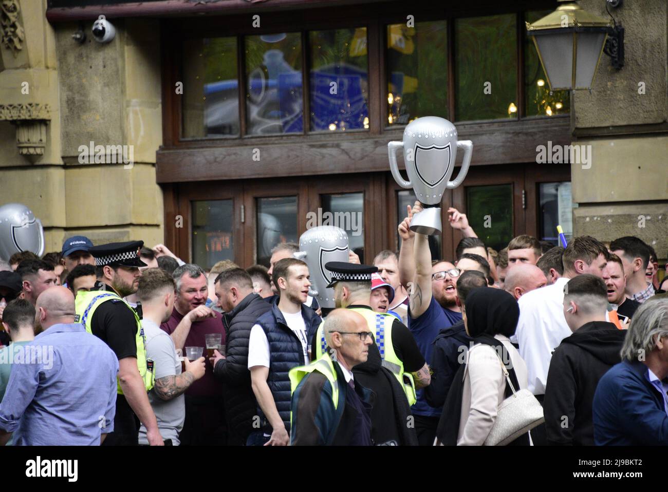 Other england football fans cheer hi-res stock photography and images ...