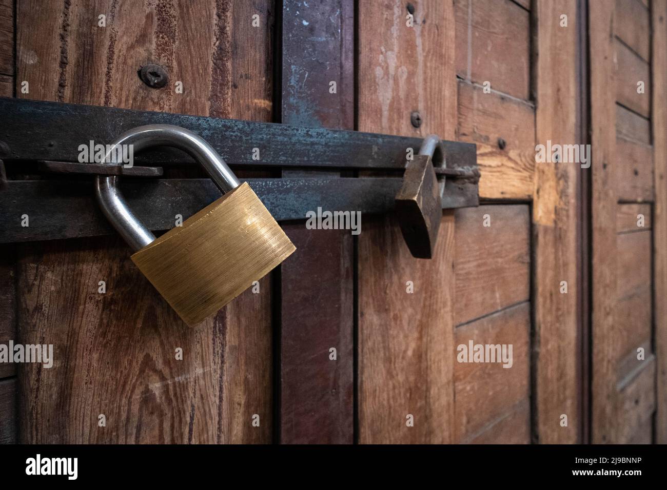 Padlock on gate hi-res stock photography and images - Alamy