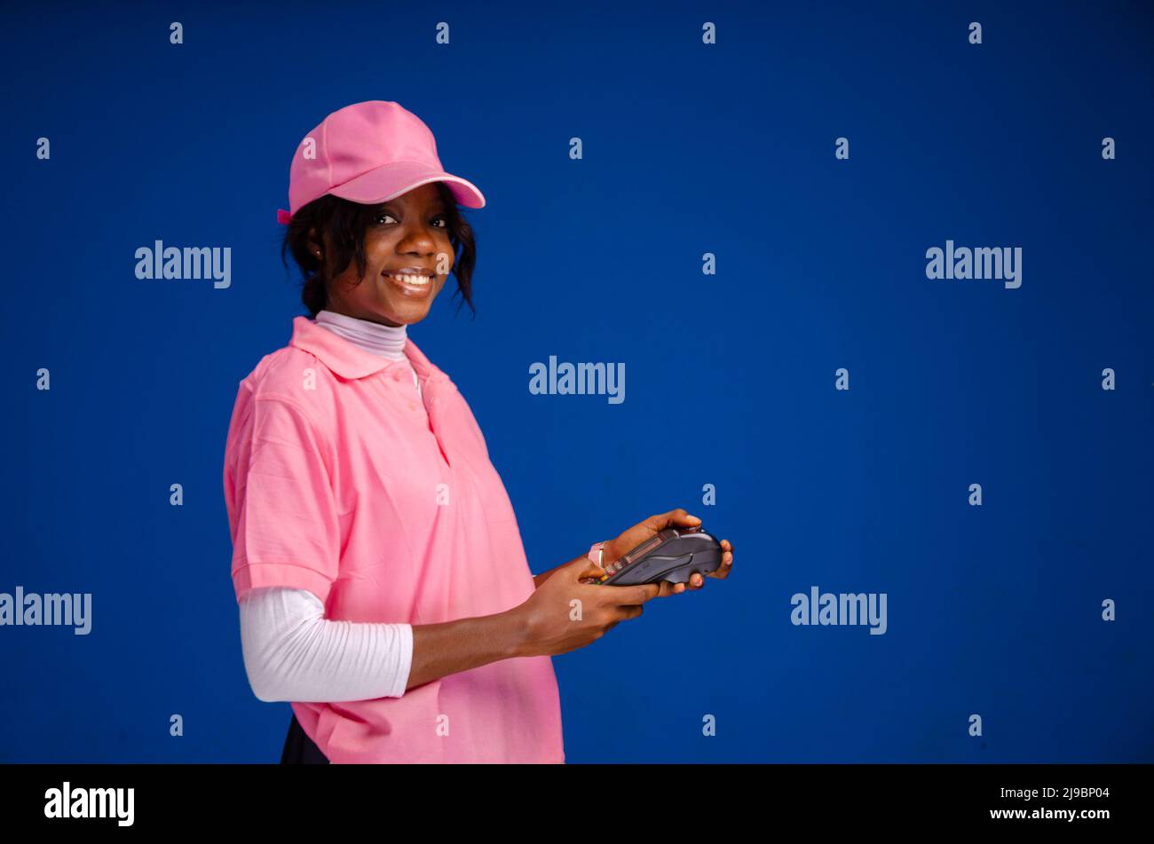 african woman using a point of sale device Stock Photo - Alamy