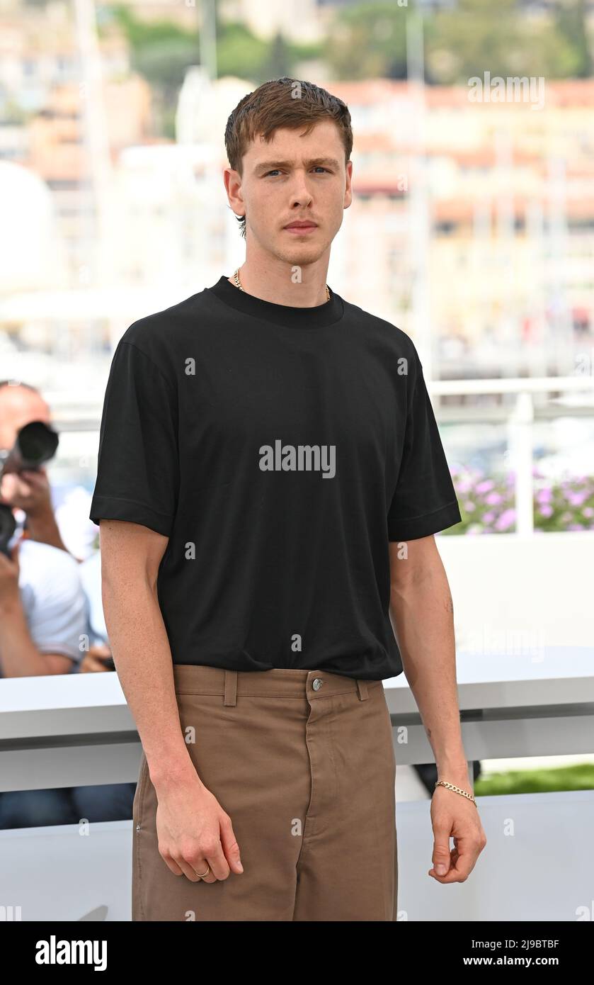 Harris Dickinson attends a photocall for the film Triangle of Sadness ...