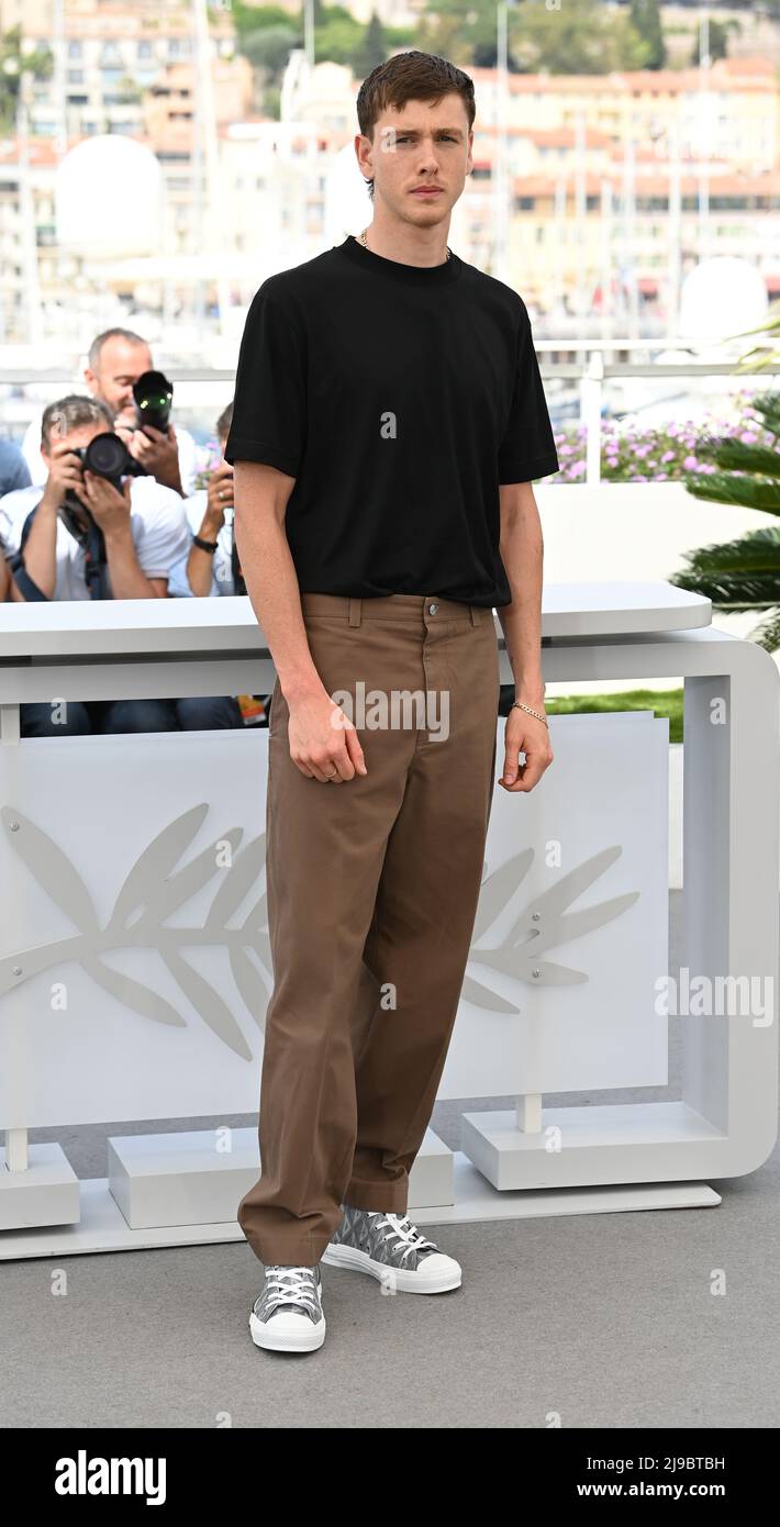 Harris Dickinson attends a photocall for the film Triangle of Sadness ...