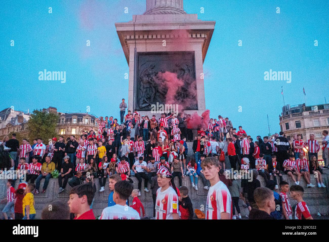 Kids playing football night hi-res stock photography and images - Alamy