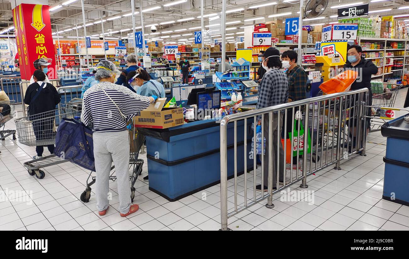Chinese consumers shop in walmart hi-res stock photography and images ...
