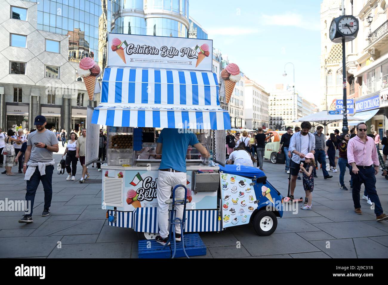 Vienna, Austria. Ice cream seller at Stephansplatz Stock Photo - Alamy