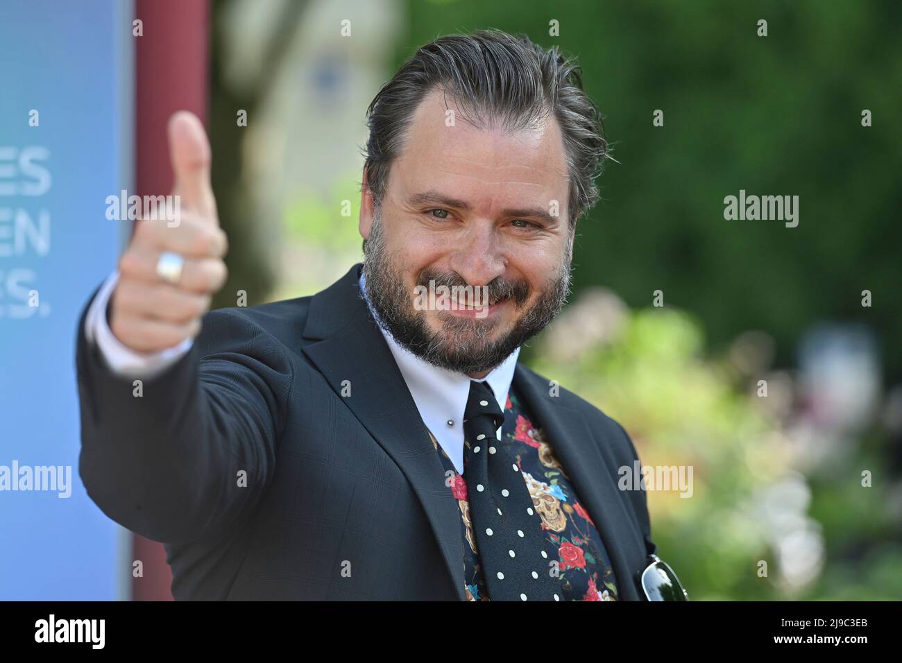 Daniel Christensen (actor), gesture, thumb up, single image, cropped ...