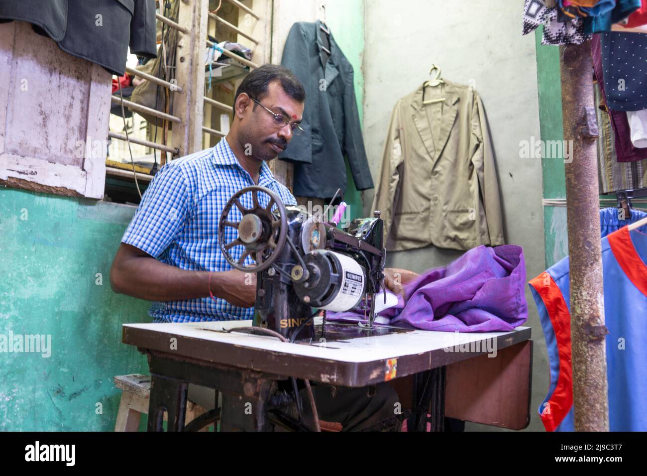 Tailor sewing machine hi-res stock photography and images - Alamy