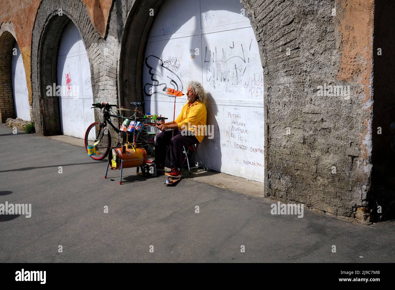 Busking in rome hi-res stock photography and images - Alamy