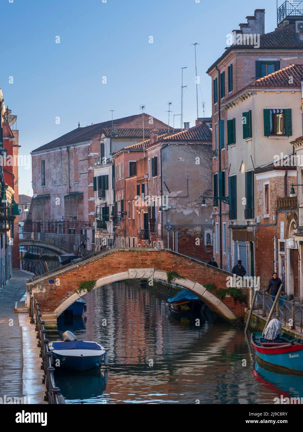 A bridge in the backstreets of Venice Stock Photo - Alamy