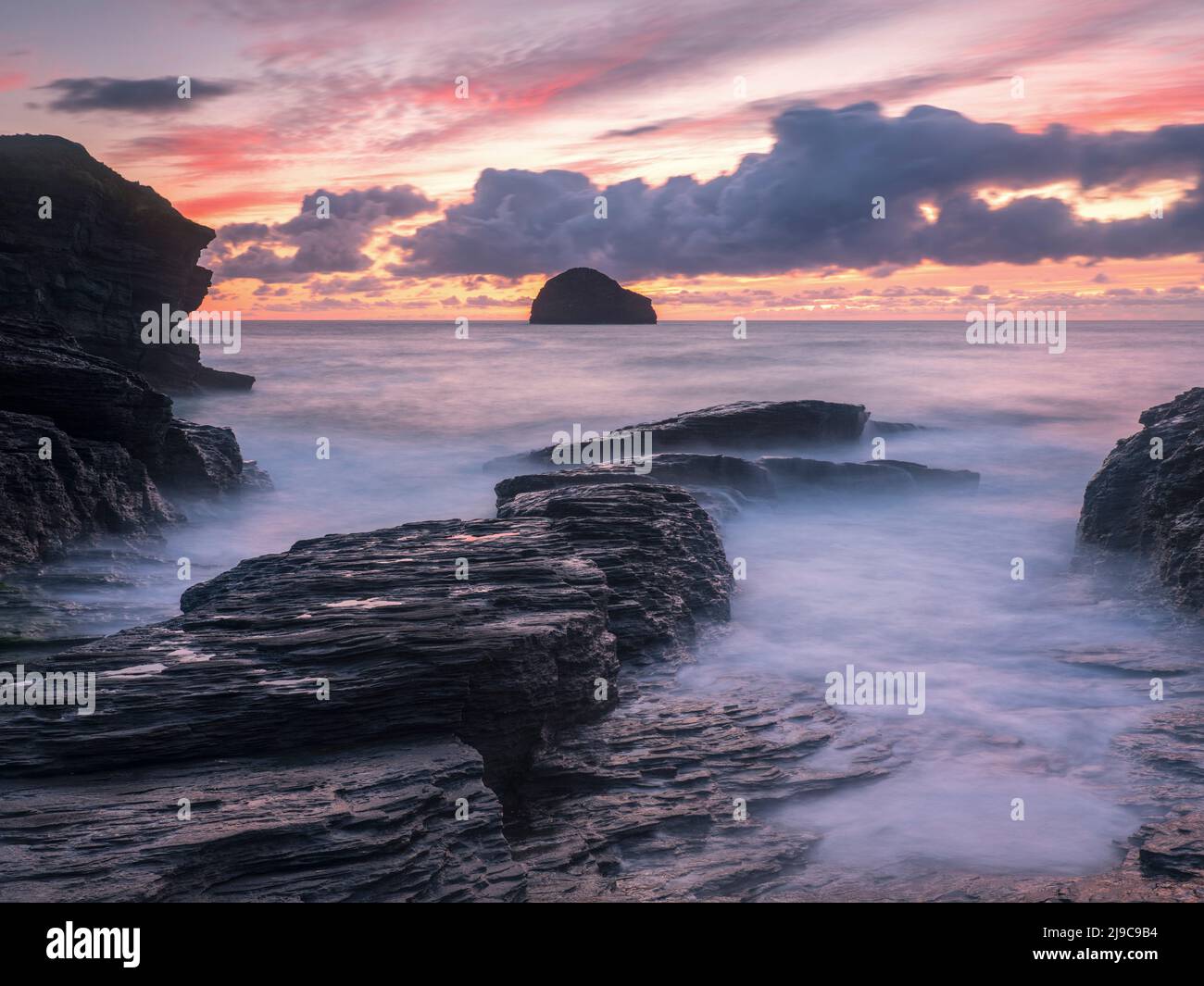 A colourful sunset at Trebarwith Strand in Cornwall Stock Photo - Alamy