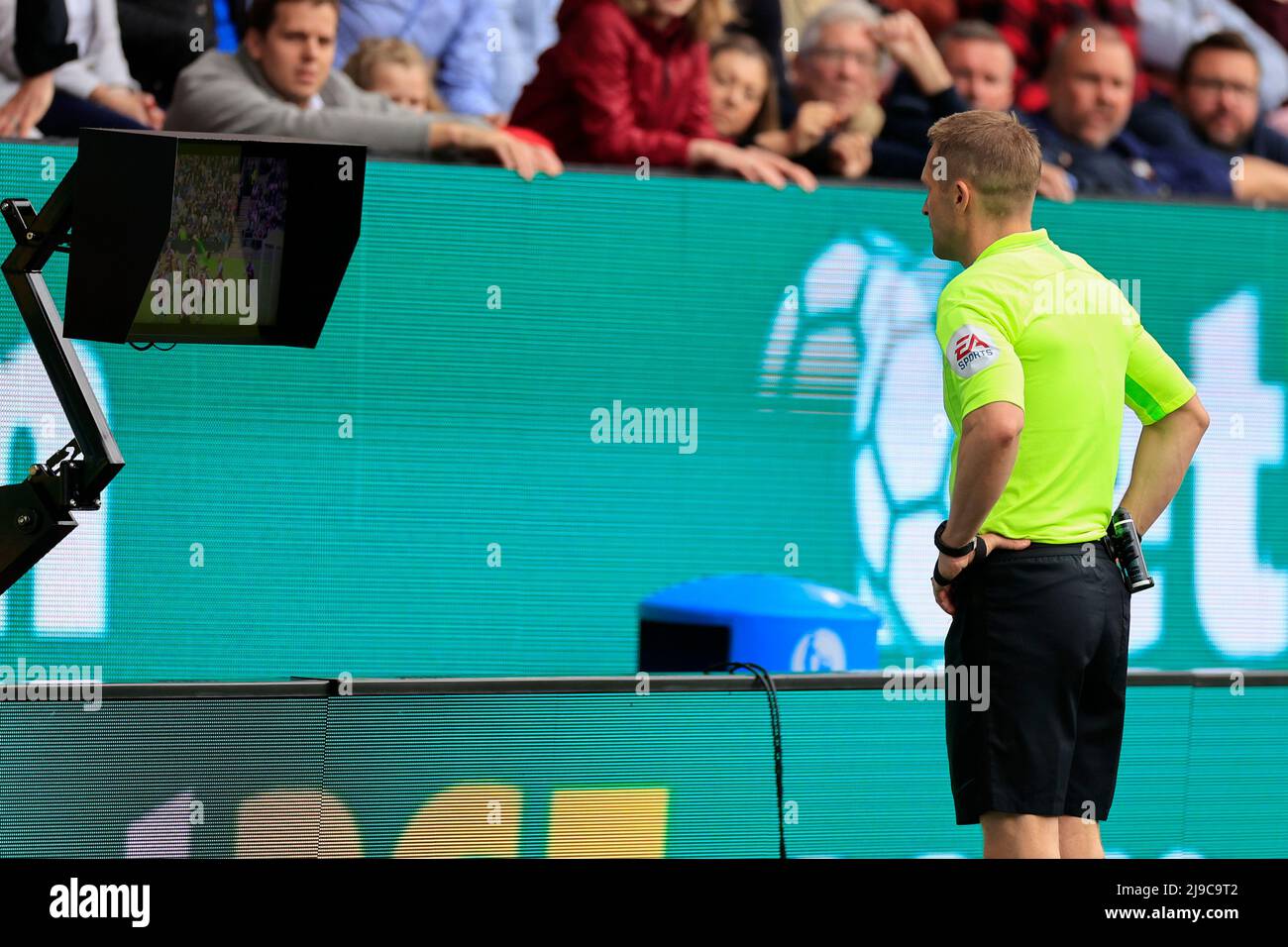 referee Craig Pawson reviews the handball on the VAR screen Stock Photo ...