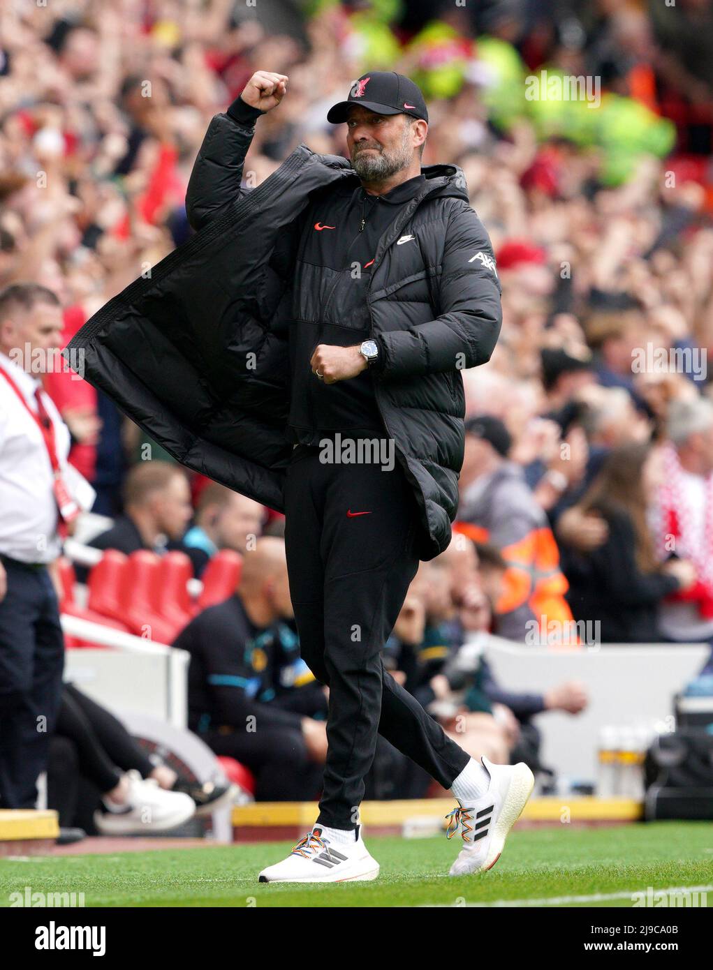 Liverpool manager Jurgen Klopp reacts after Liverpool's Sadio Mane scores their side's first ...