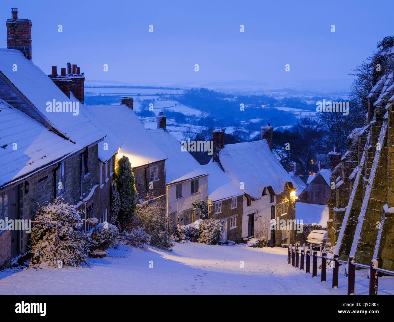 Gold hill snow shaftesbury hi-res stock photography and images - Alamy