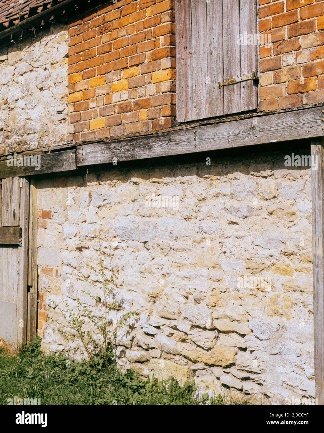 Farm barn doors hi-res stock photography and images - Alamy