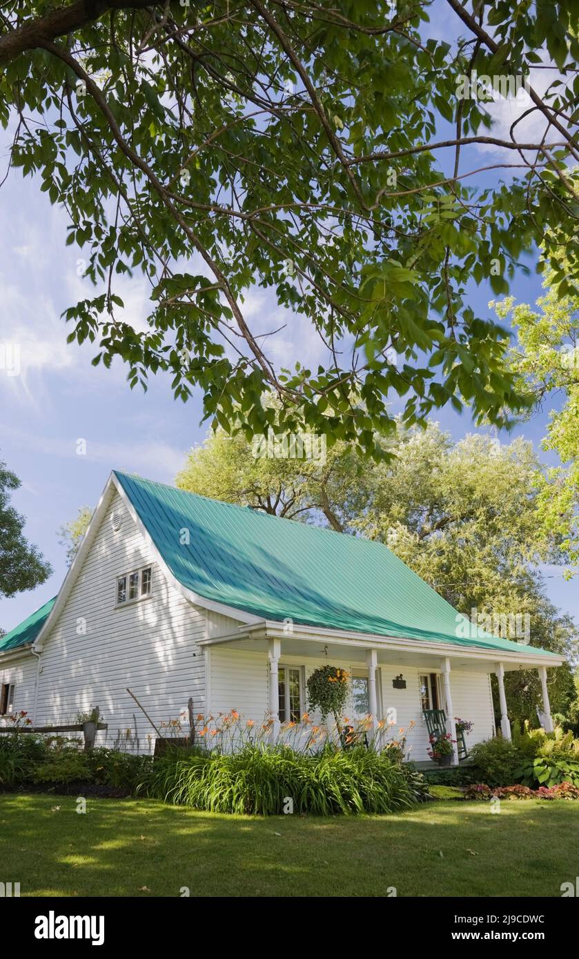 Old circa 1758 Canadiana cottage style home with white wood plank ...
