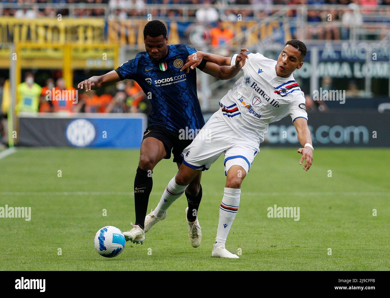 Denzel dumfries inter hi-res stock photography and images - Alamy