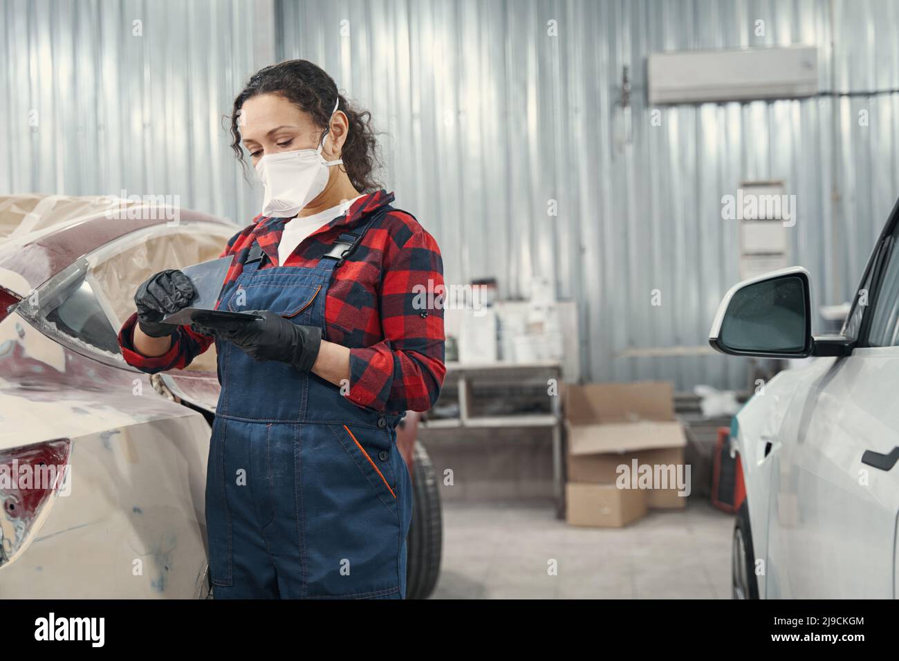 Young car mechanic working in modern service station Stock Photo - Alamy