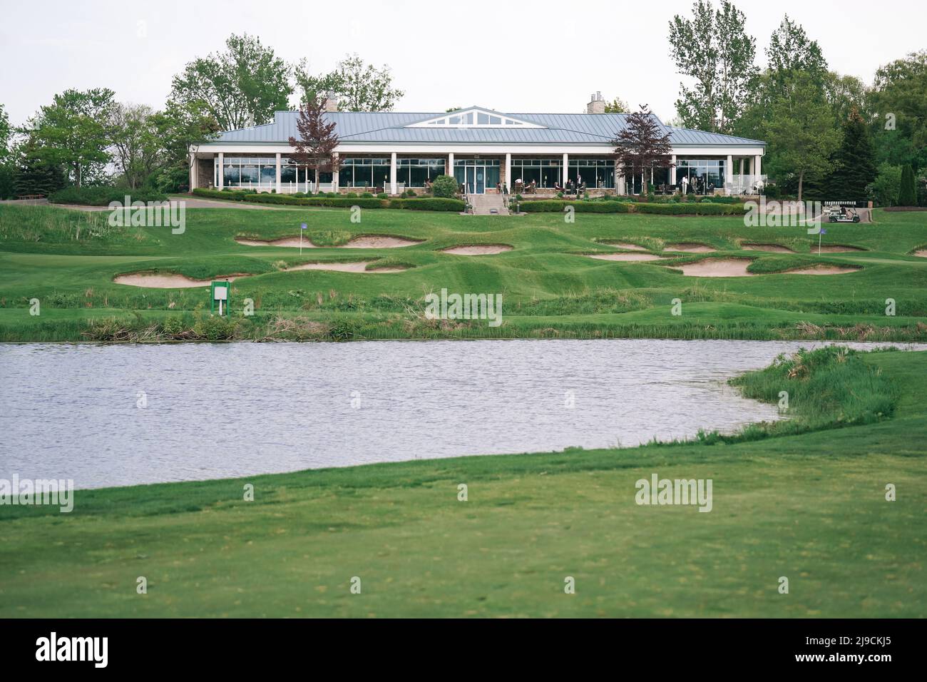Golf club house exterior hi-res stock photography and images - Alamy