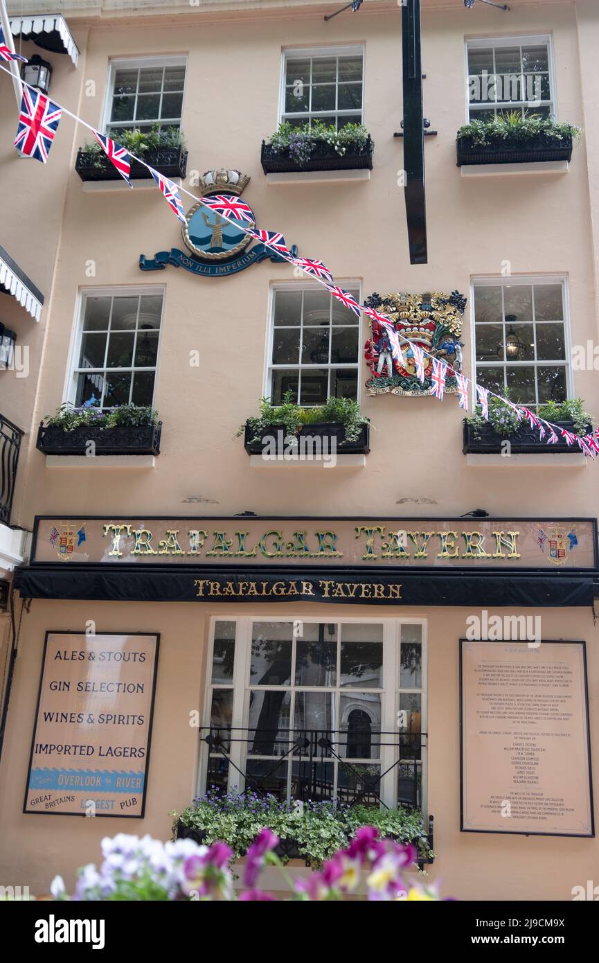 London famous pub trafalgar hi-res stock photography and images - Alamy