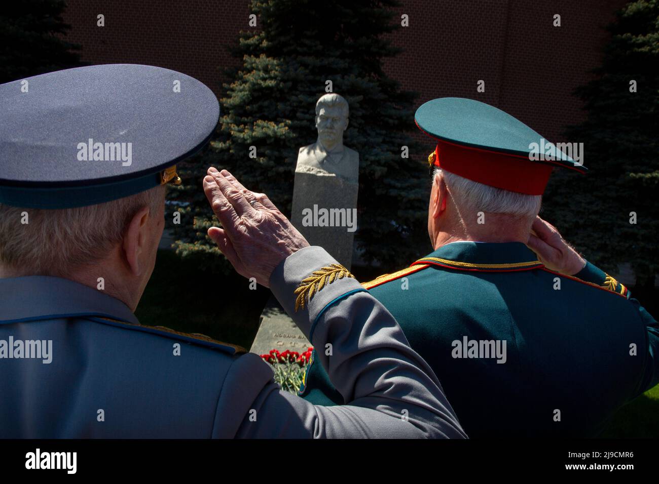 Moscow, Russia. 22nd May, 2022. Army veterans salute at the tomb of ...