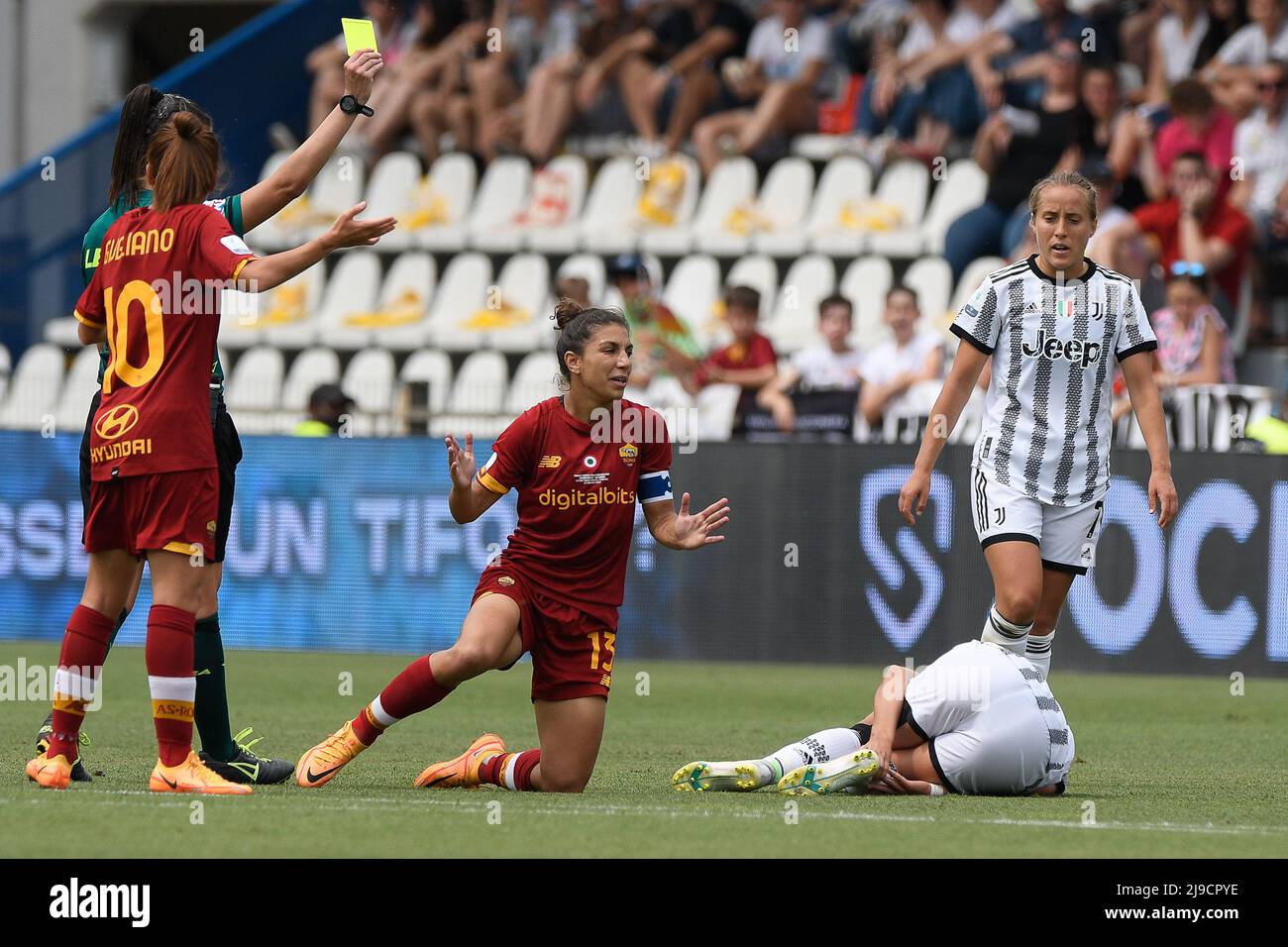 Women football red card hi-res stock photography and images - Alamy