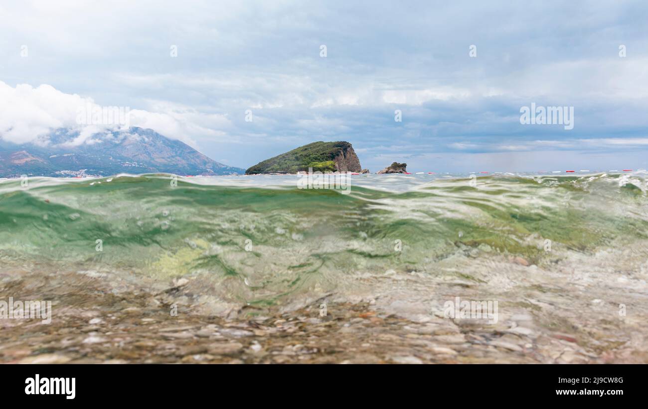 Crystal blue sea waves splashing hi-res stock photography and images ...