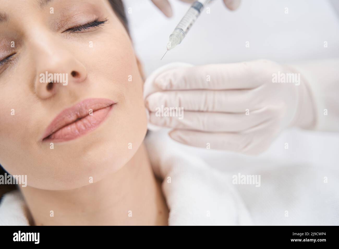 Woman getting beauty injection in cosmetology clinic Stock Photo - Alamy