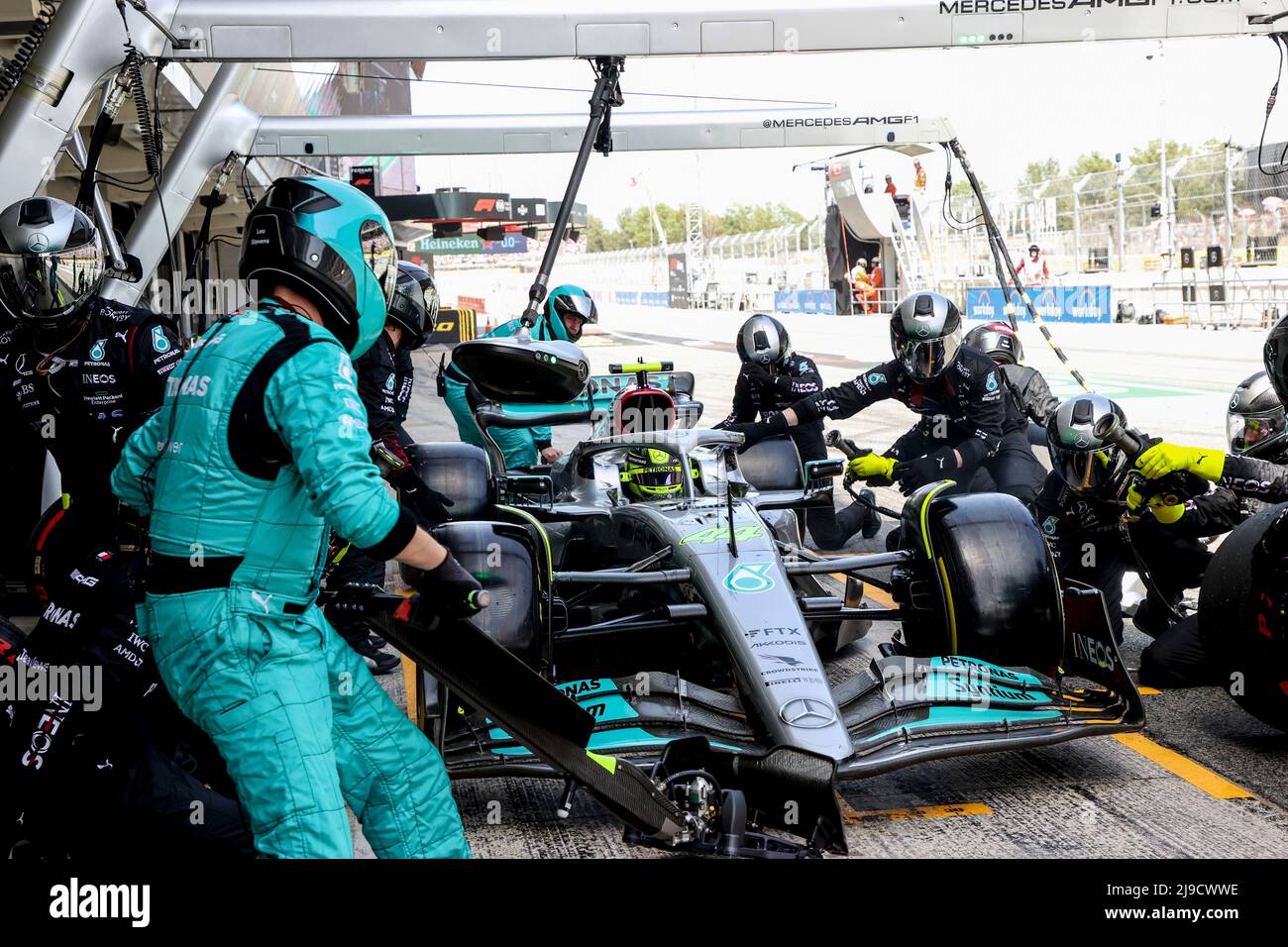 Mercedes pit crew lewis hamilton hi-res stock photography and images ...