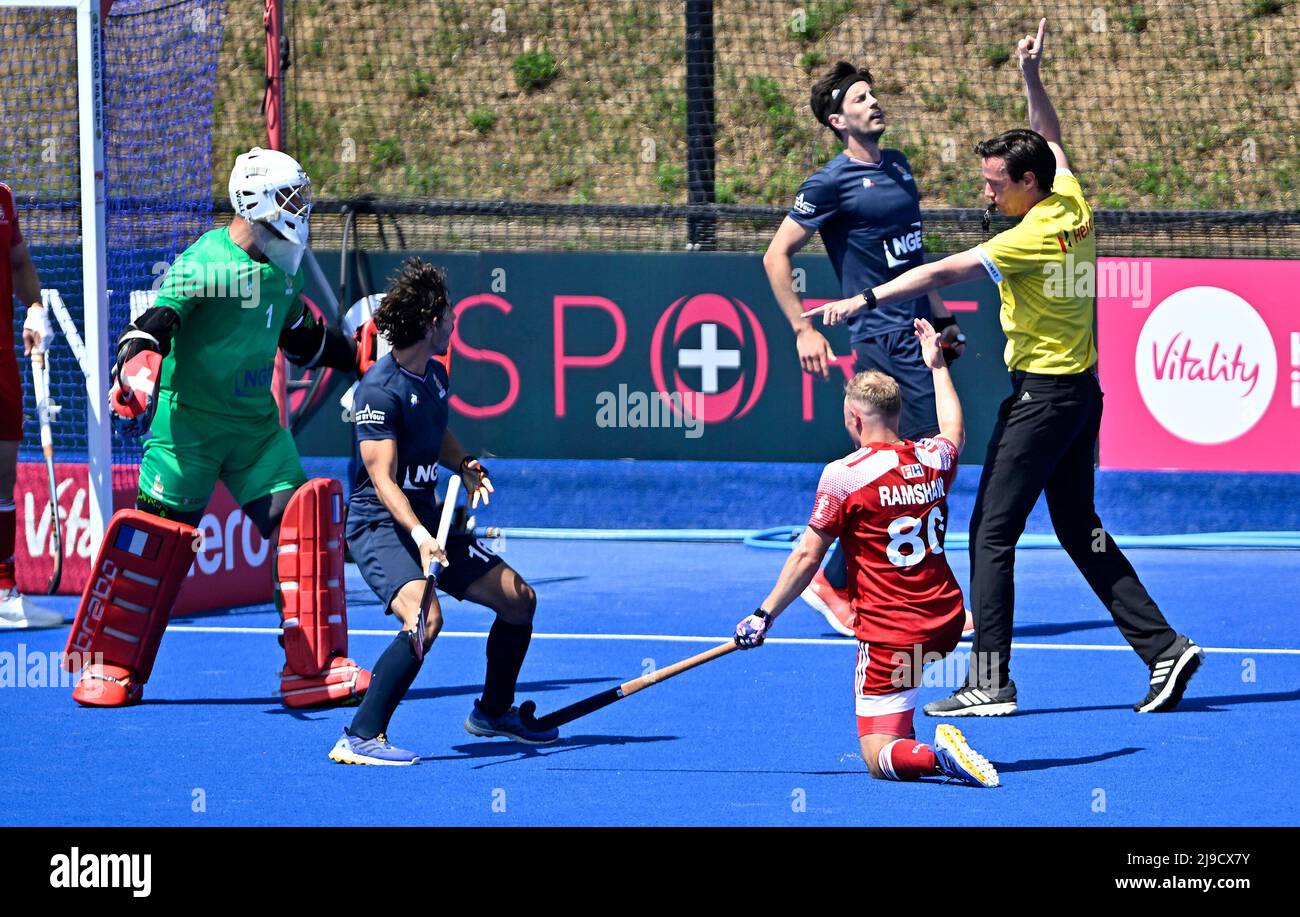 The referee centre hi-res stock photography and images - Alamy