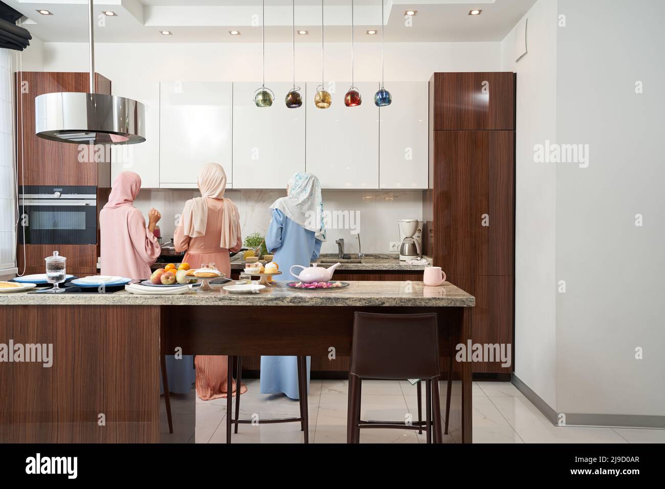 Muslim women cooking dinner hi-res stock photography and images - Alamy