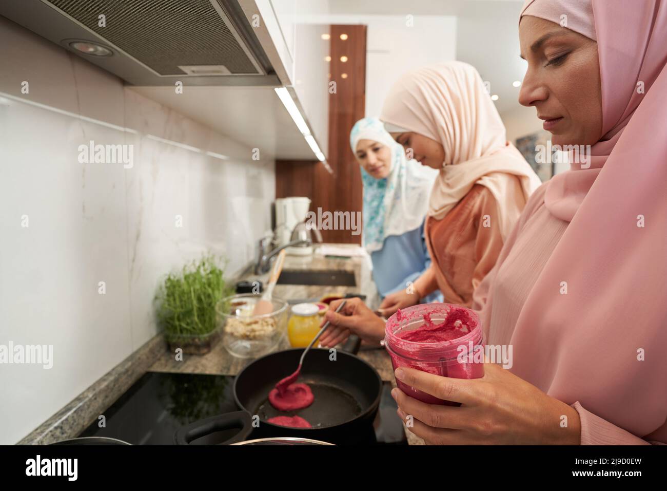 Arabic cooking together hi-res stock photography and images - Alamy
