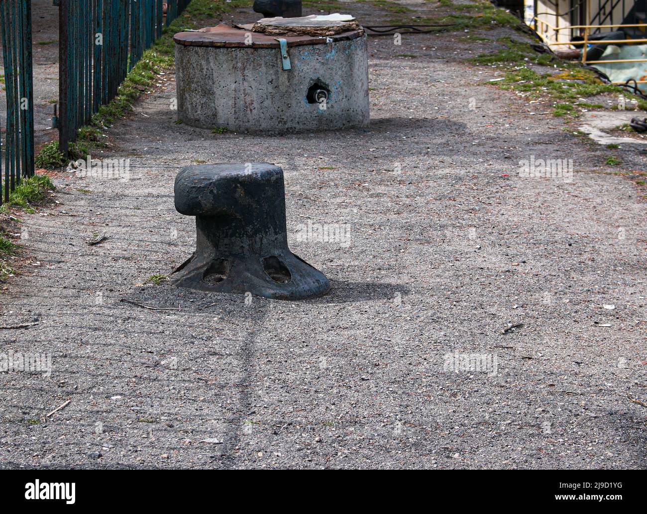 Edge old concrete pier hi-res stock photography and images - Alamy